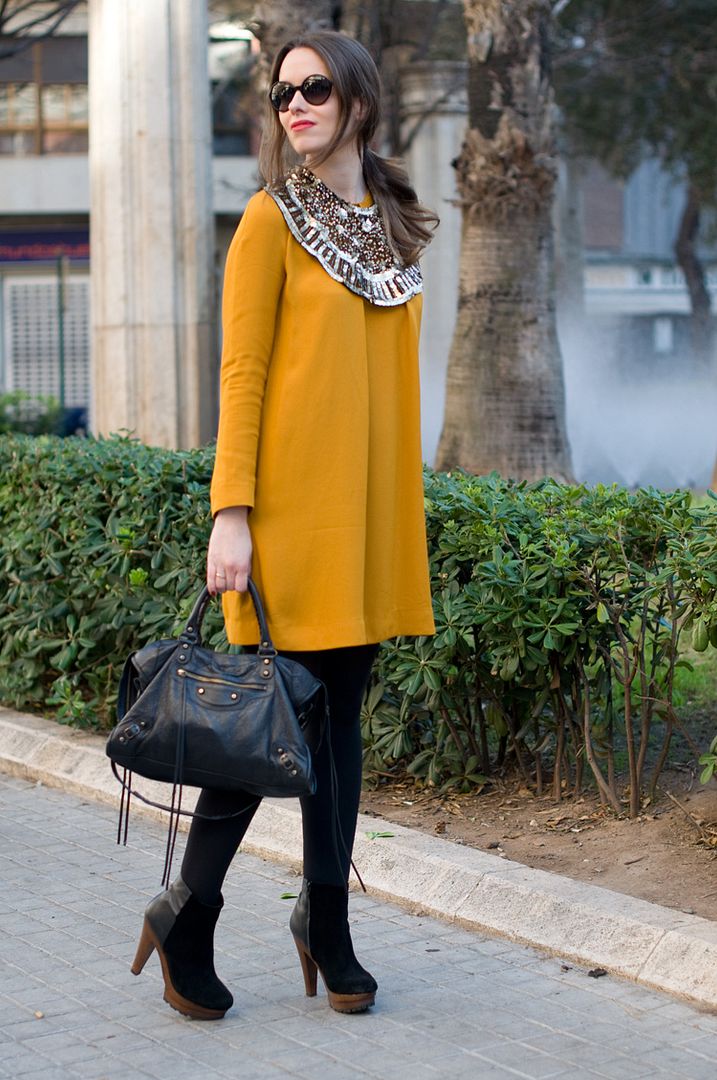 mustard dress A Cara Descubierta, looks - Macarena Gea