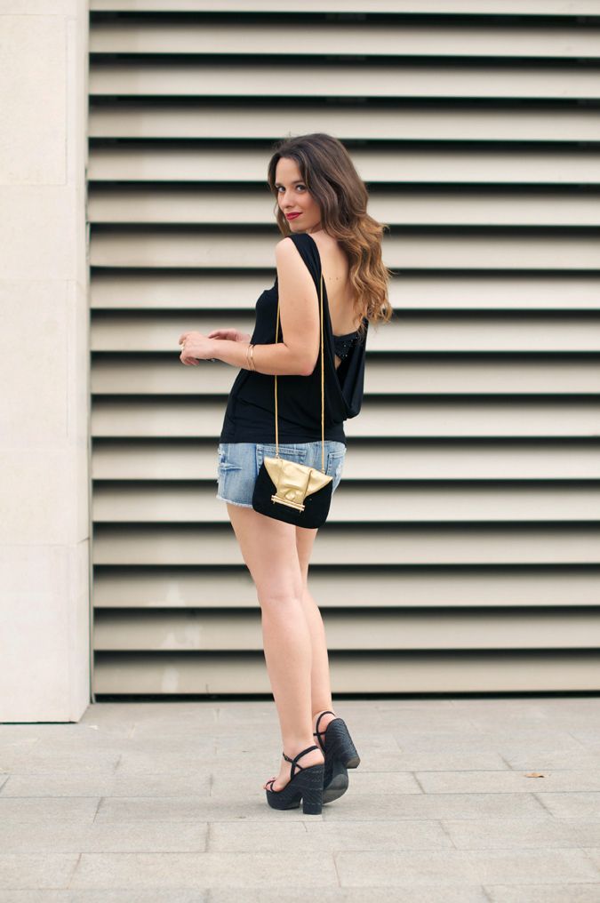 cross shorts & open back A Cara Descubierta, looks - Macarena Gea